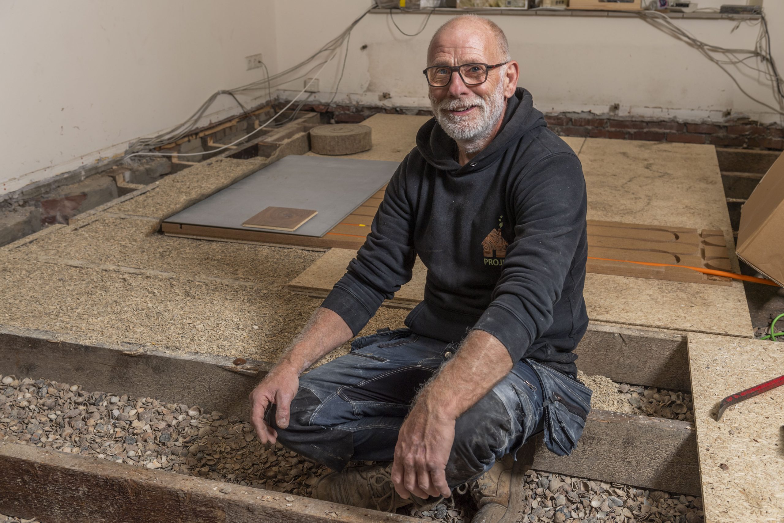 Walther Dingemans plaatst een 100% circulaire vloer
